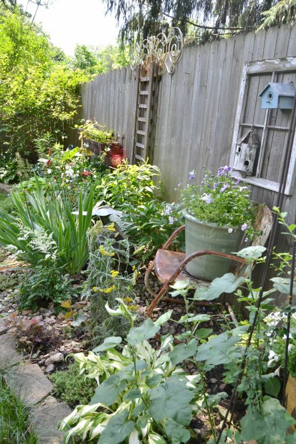 Summer Outdoor Tour That Is Filled With Bright Additions To The Yard