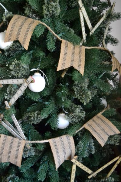 Christmas Tree Garland DIY To Give Your Tree A Rustic Farmhouse Look