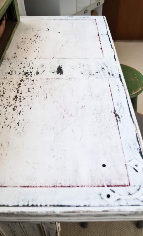 DIY Painted Table Makeover That Makes An Old Table Beautiful Again!