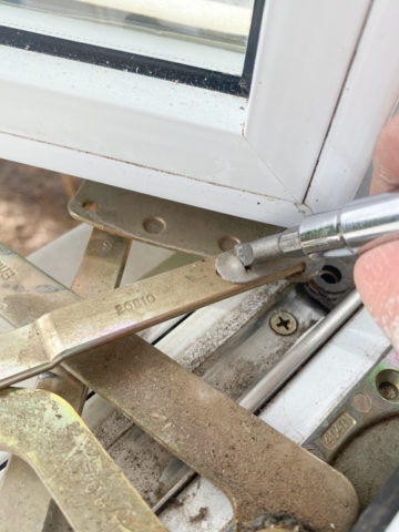 Crank Window Handle Repair: Simple Solution for Broken Cranks - My ...